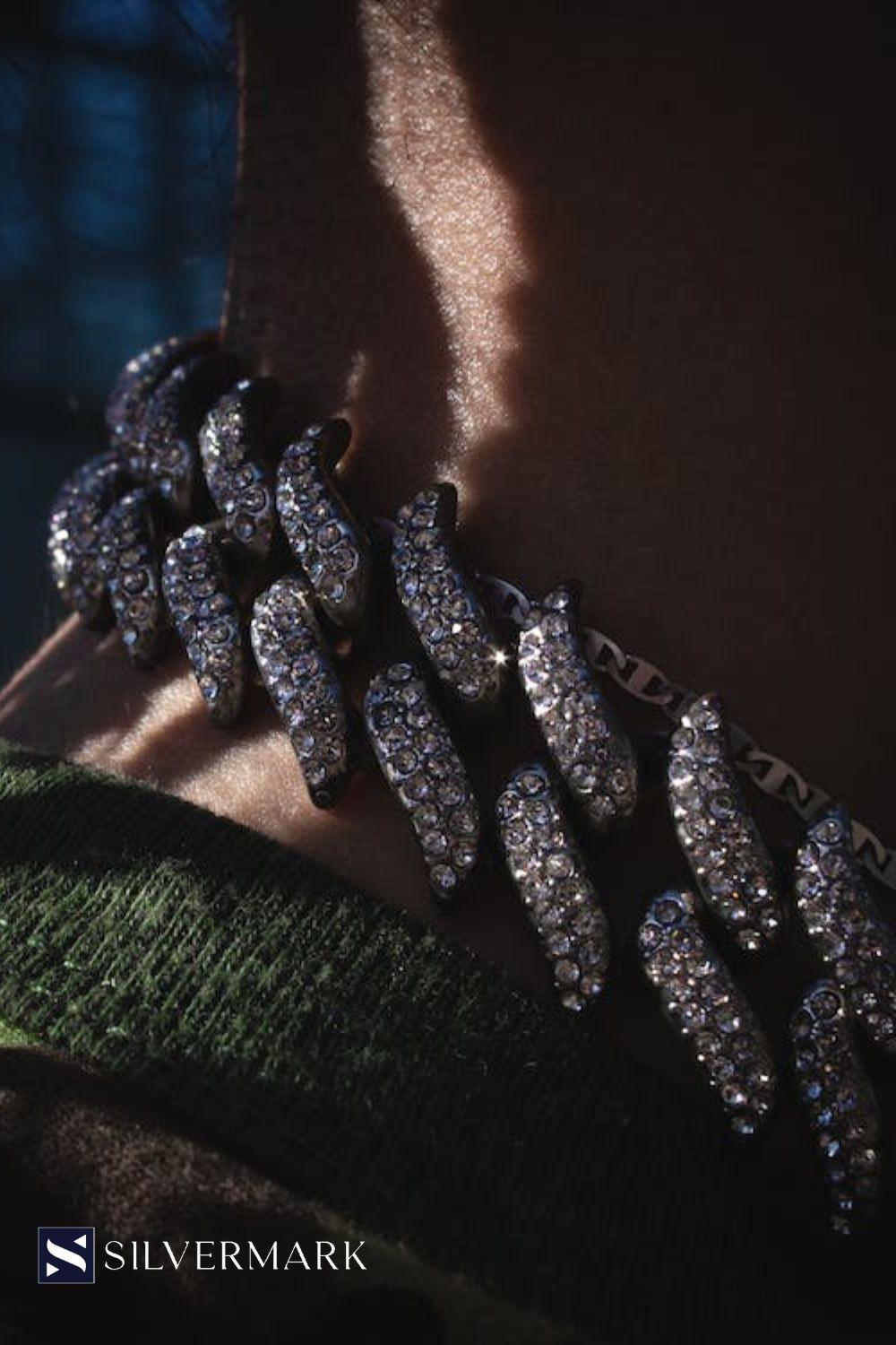 "The role of silver jewelry in Victorian fashion" – silvermark