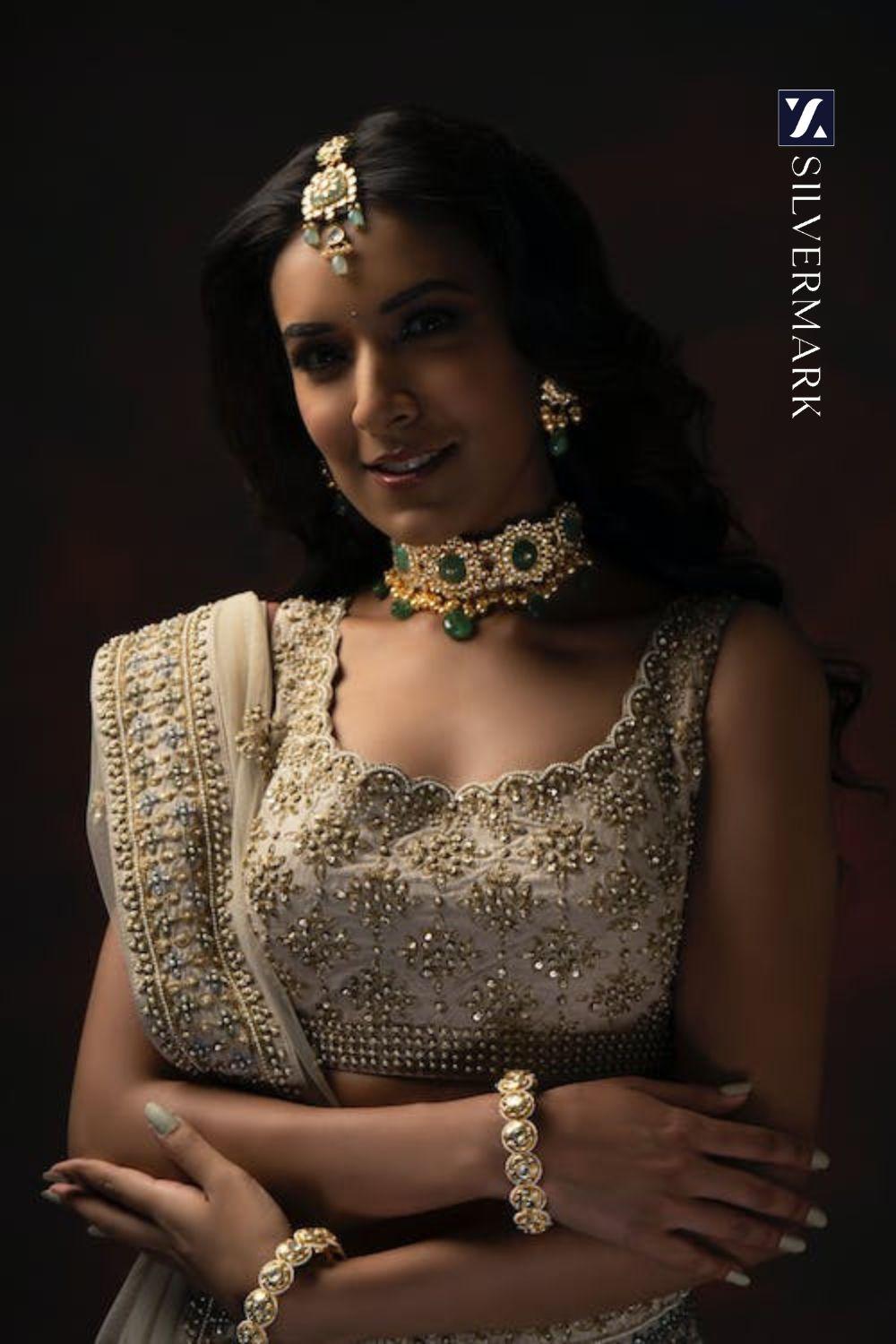 "How to layer silver jewelry for a stylish look" – silvermark